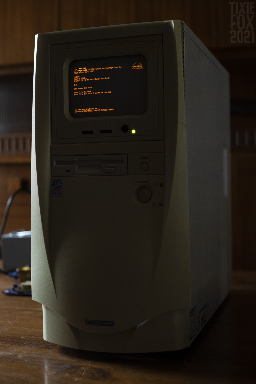 A CRT inside your PC: STS Tecom amber monitor showcase - United & Co