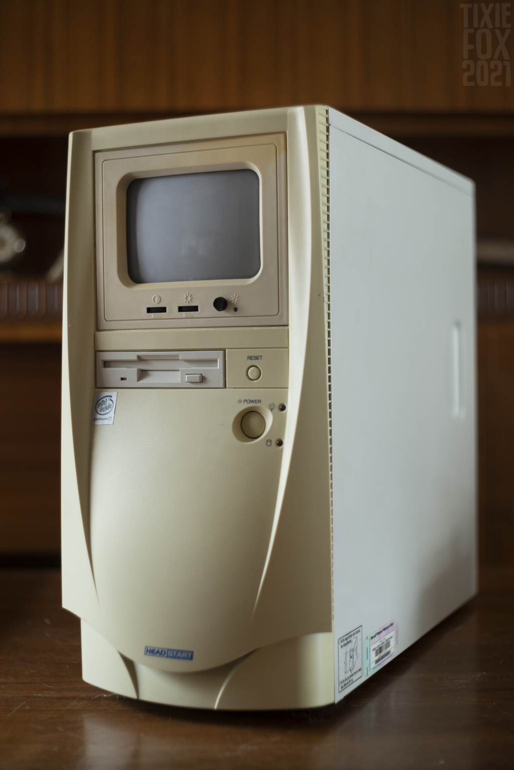 A CRT inside your PC: STS Tecom amber monitor showcase - United & Co